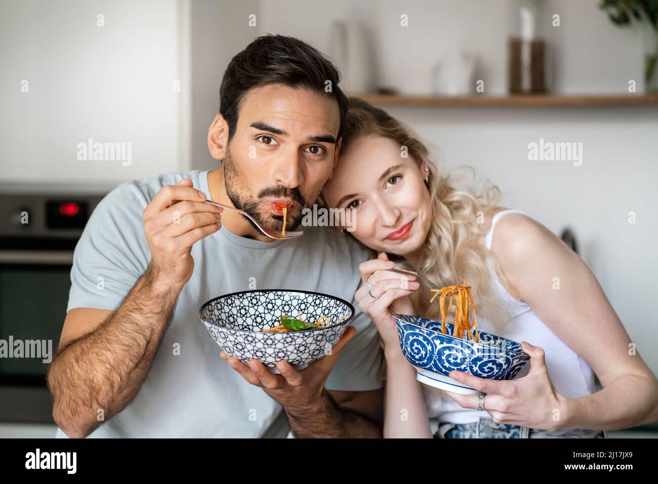 Couple eating spaghetti hi-res stock photography and images - Alamy