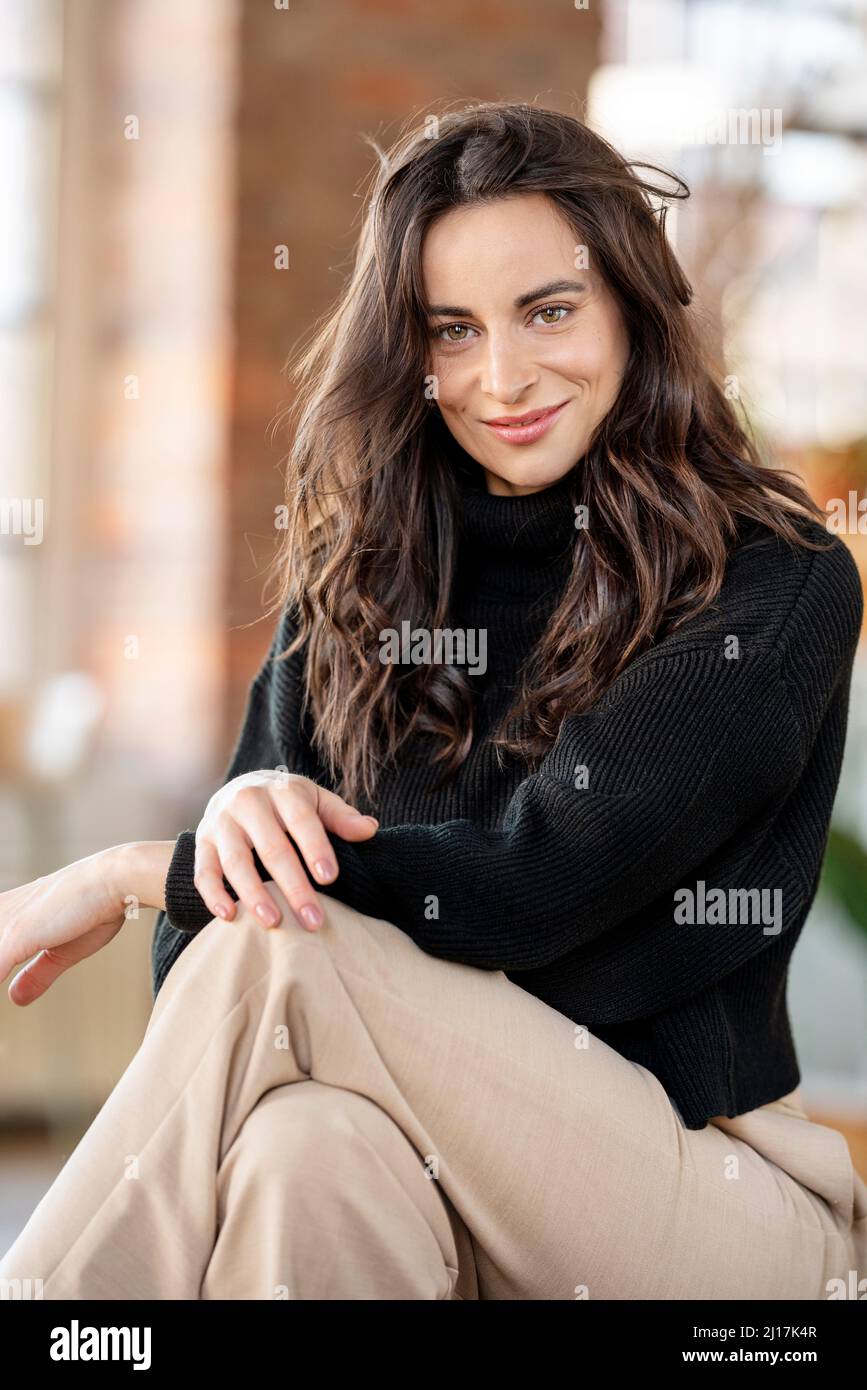 Beautiful women crossed legs hi-res stock photography and images - Alamy