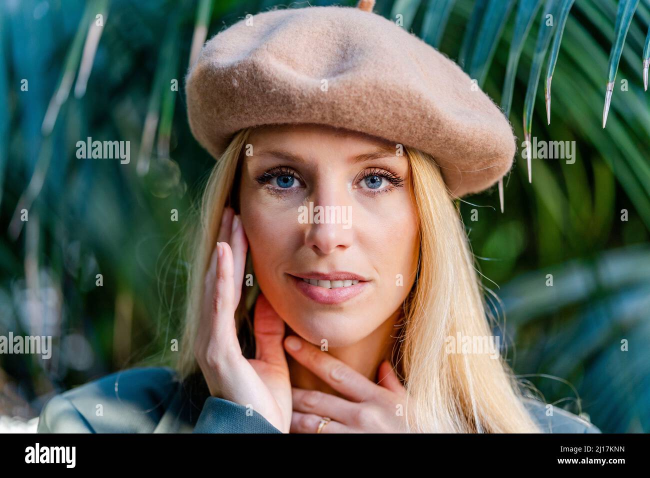 Woman beret hi-res stock photography and images - Alamy
