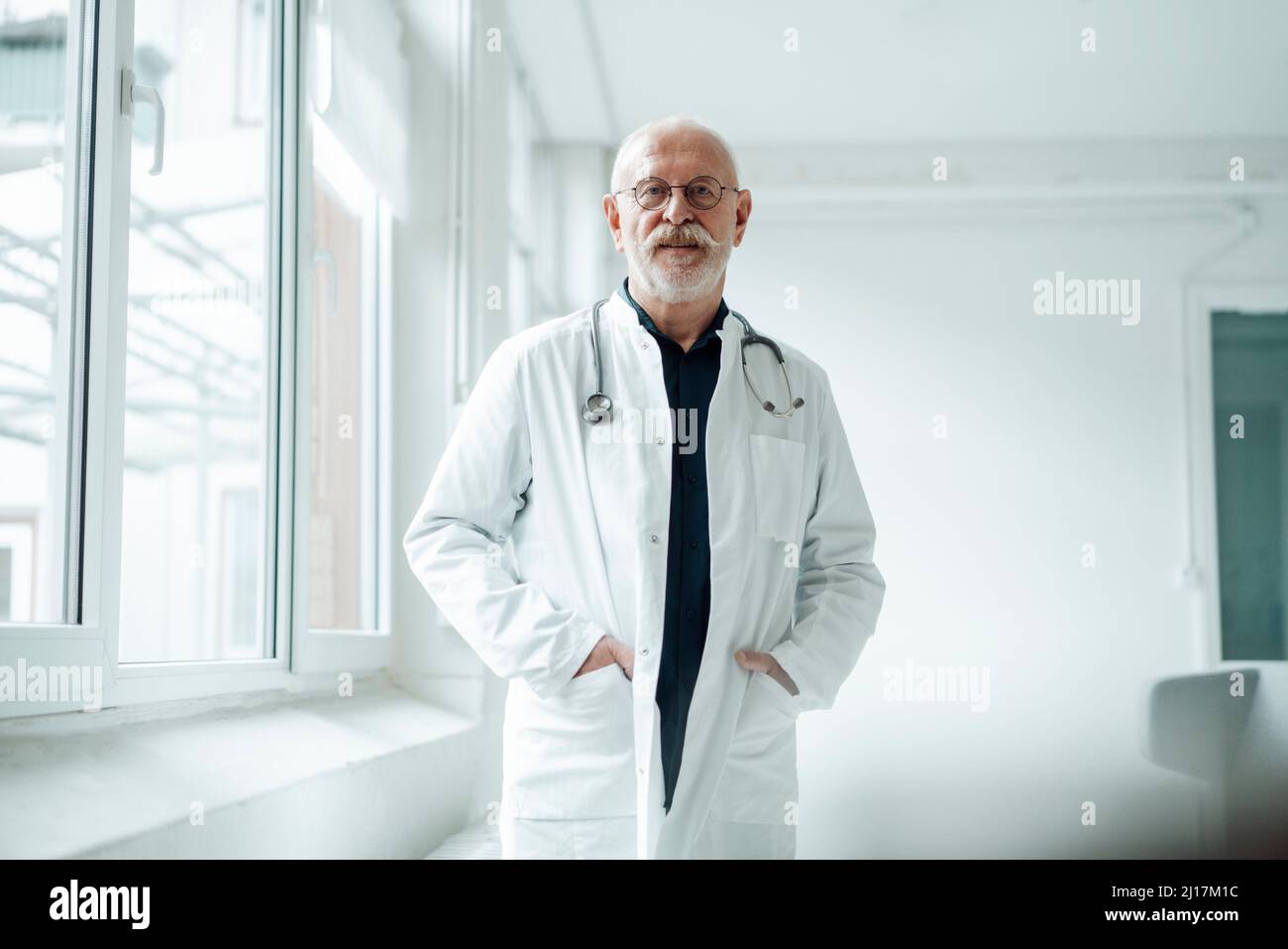 Hospital window view hi-res stock photography and images - Alamy