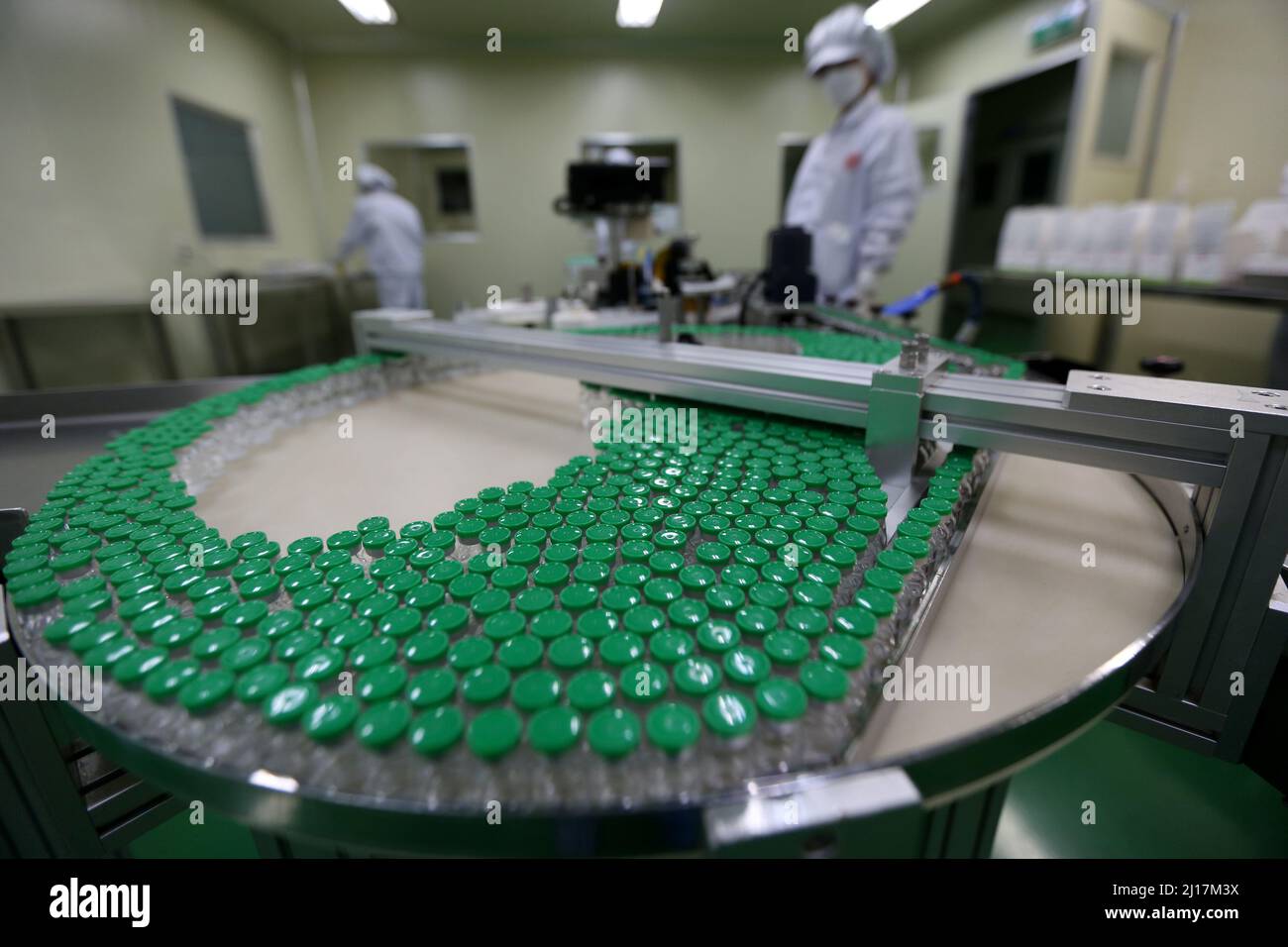 (220323) -- YANGON, March 23, 2022 (Xinhua) -- Staff members work on a ...