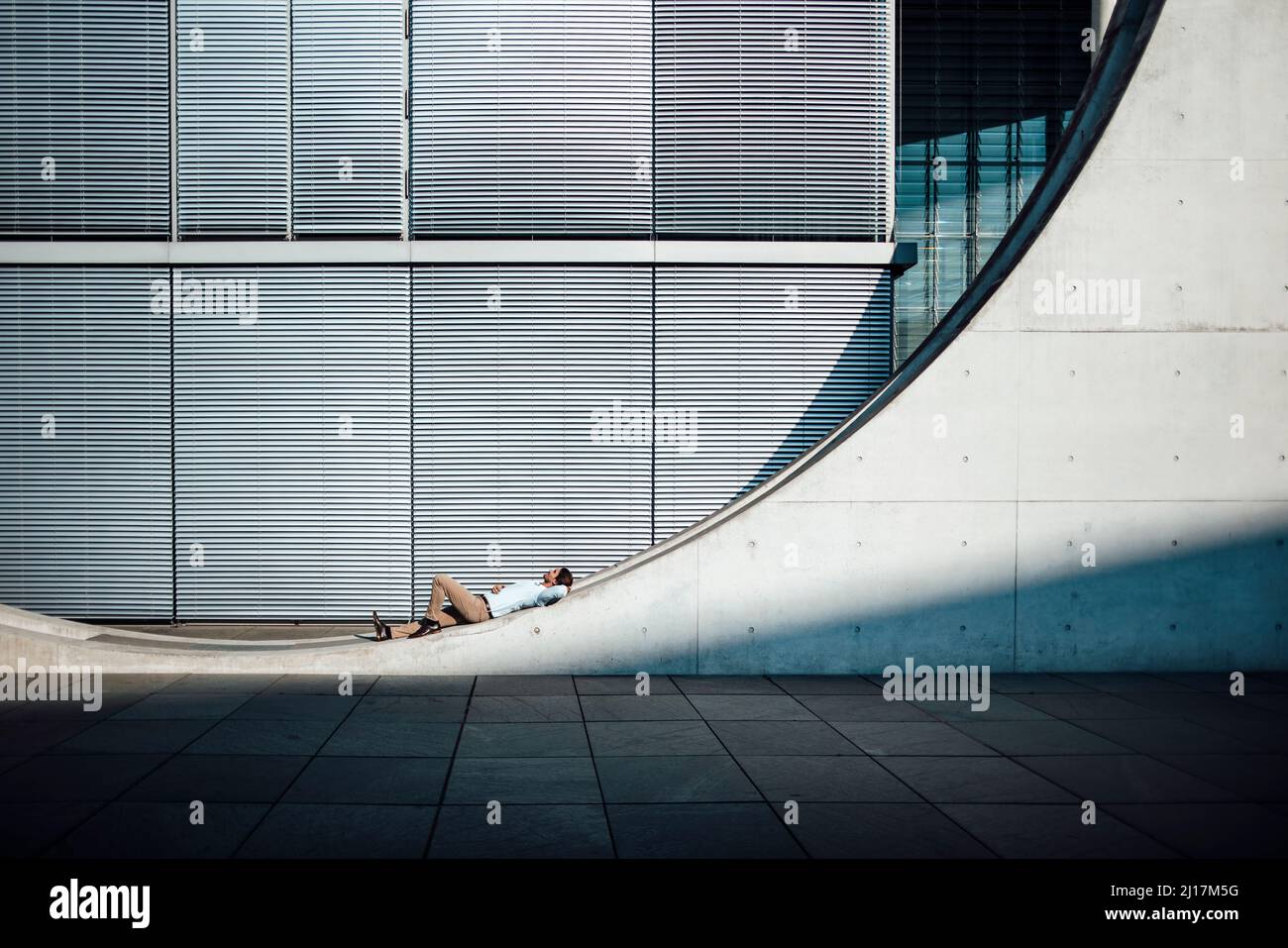 Building behind wall hi-res stock photography and images - Alamy