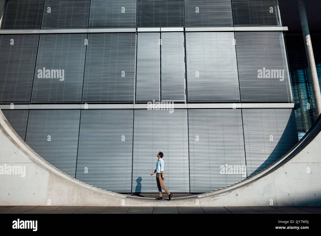 Man standing outside building hi-res stock photography and images - Alamy
