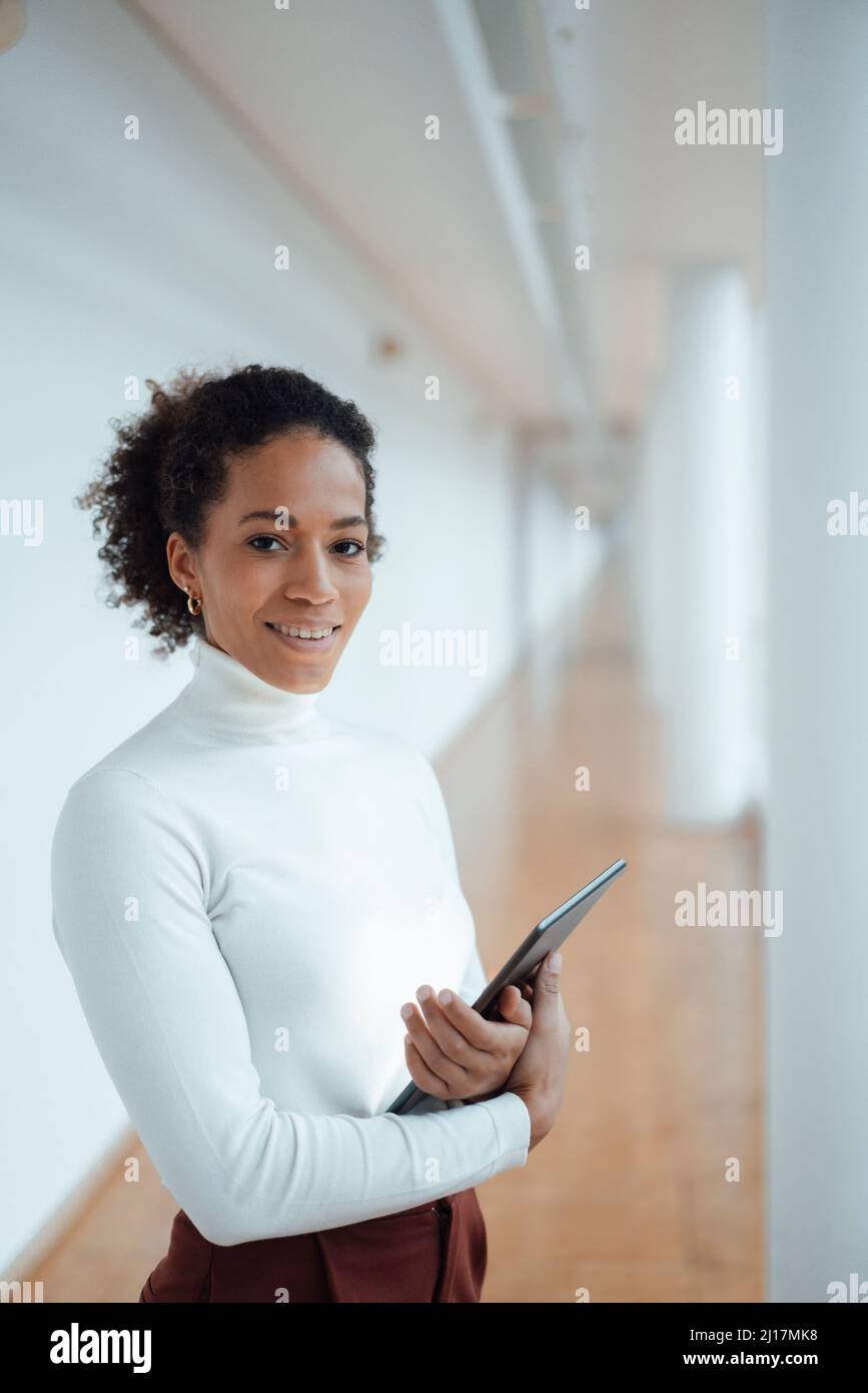 Woman and working and pc hi-res stock photography and images - Alamy
