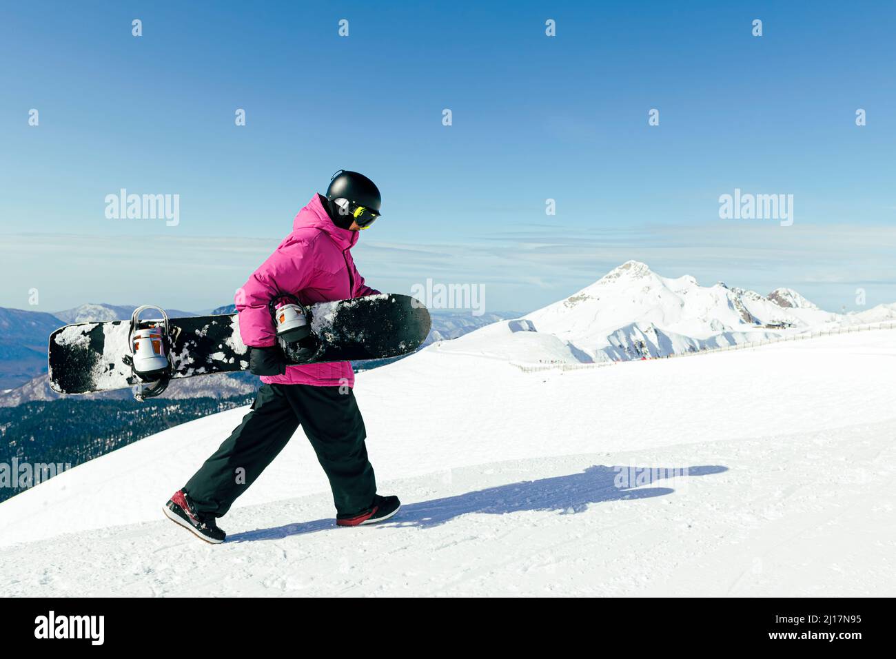 Men snowboarding down mountain hi-res stock photography and images - Alamy