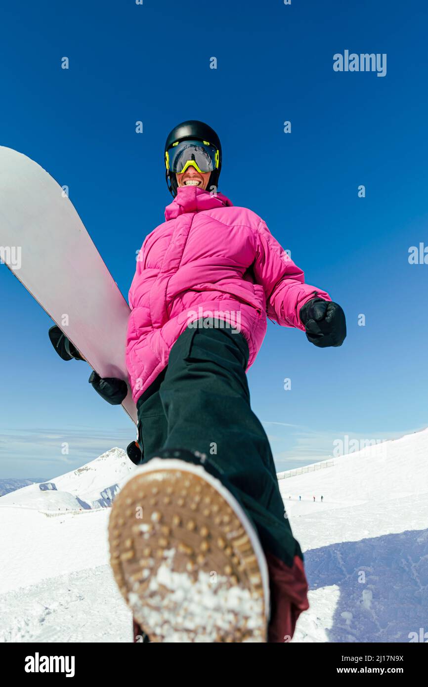 Person snowboard hi-res stock photography and images - Alamy