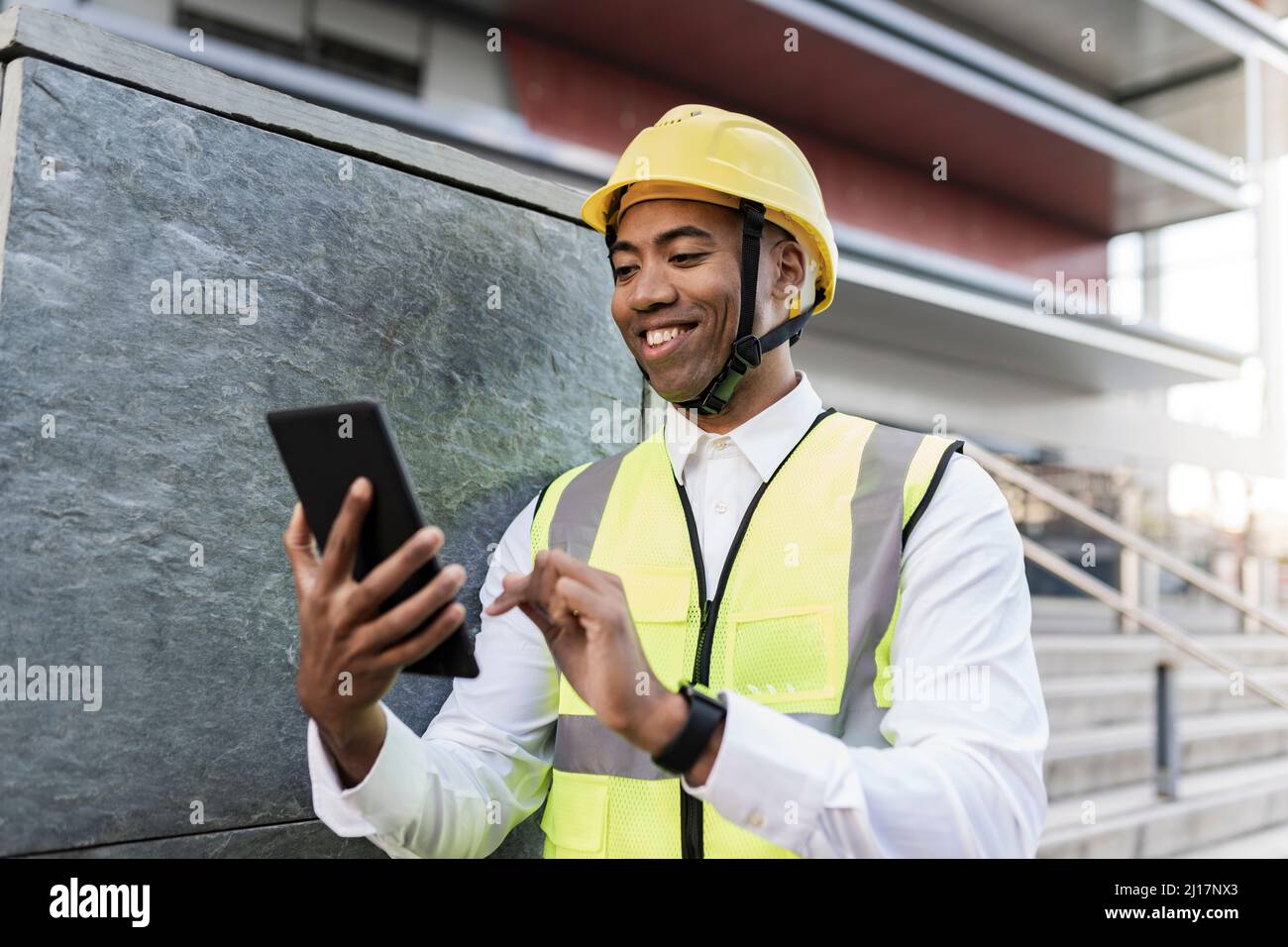 Construction worker using tablet pc hi-res stock photography and images ...