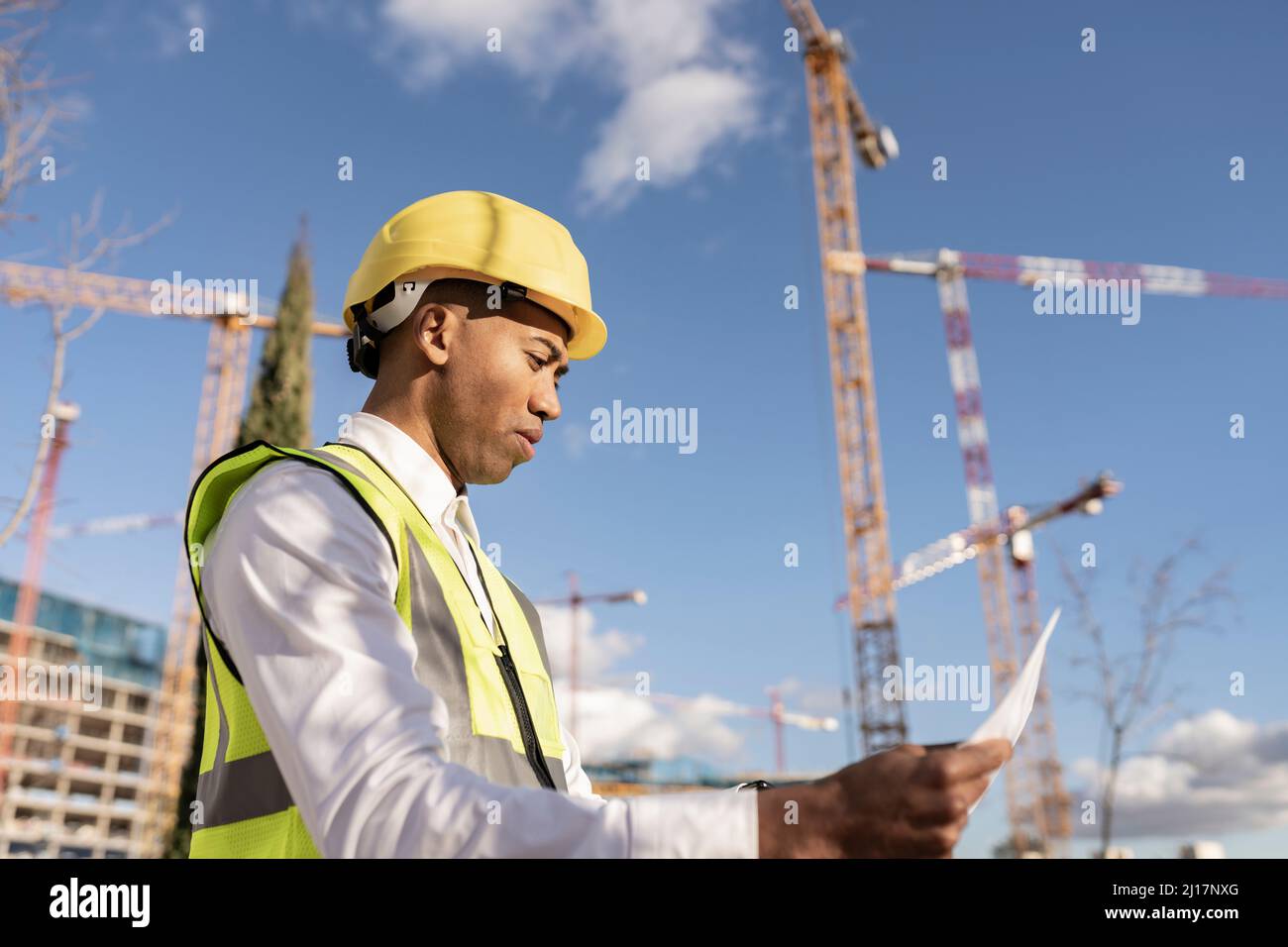 Side view man on construction site hi-res stock photography and images ...