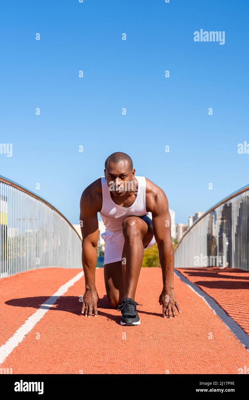 Kneeling position hi-res stock photography and images - Alamy