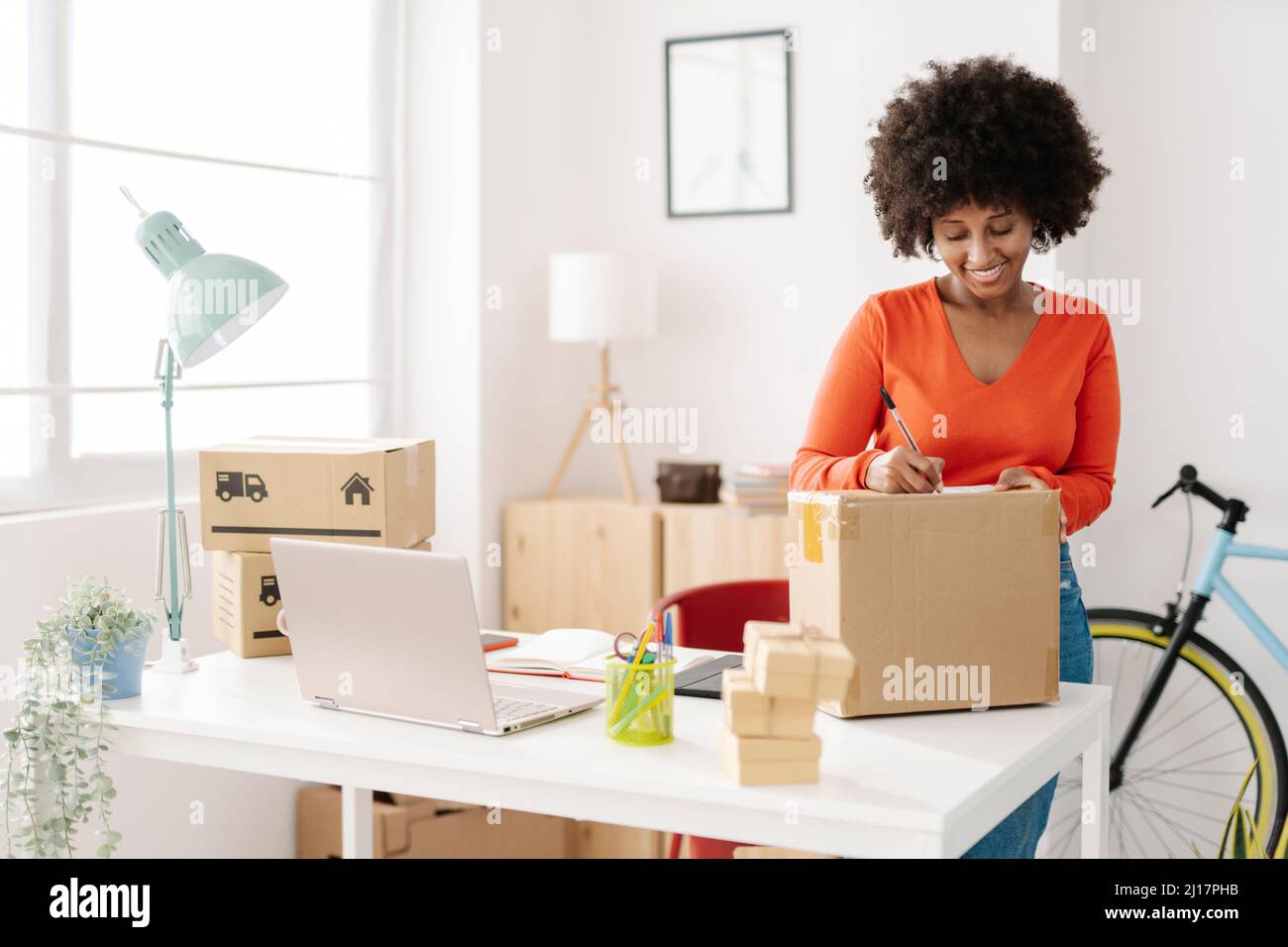 Computer delivery box hi-res stock photography and images - Alamy