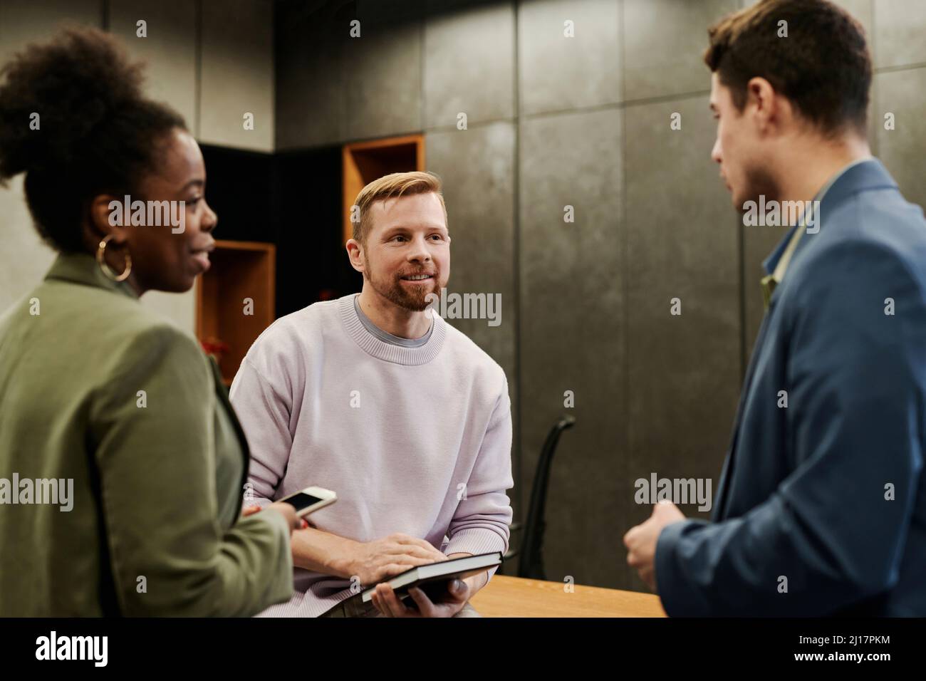 Business people discussing other hi-res stock photography and images ...