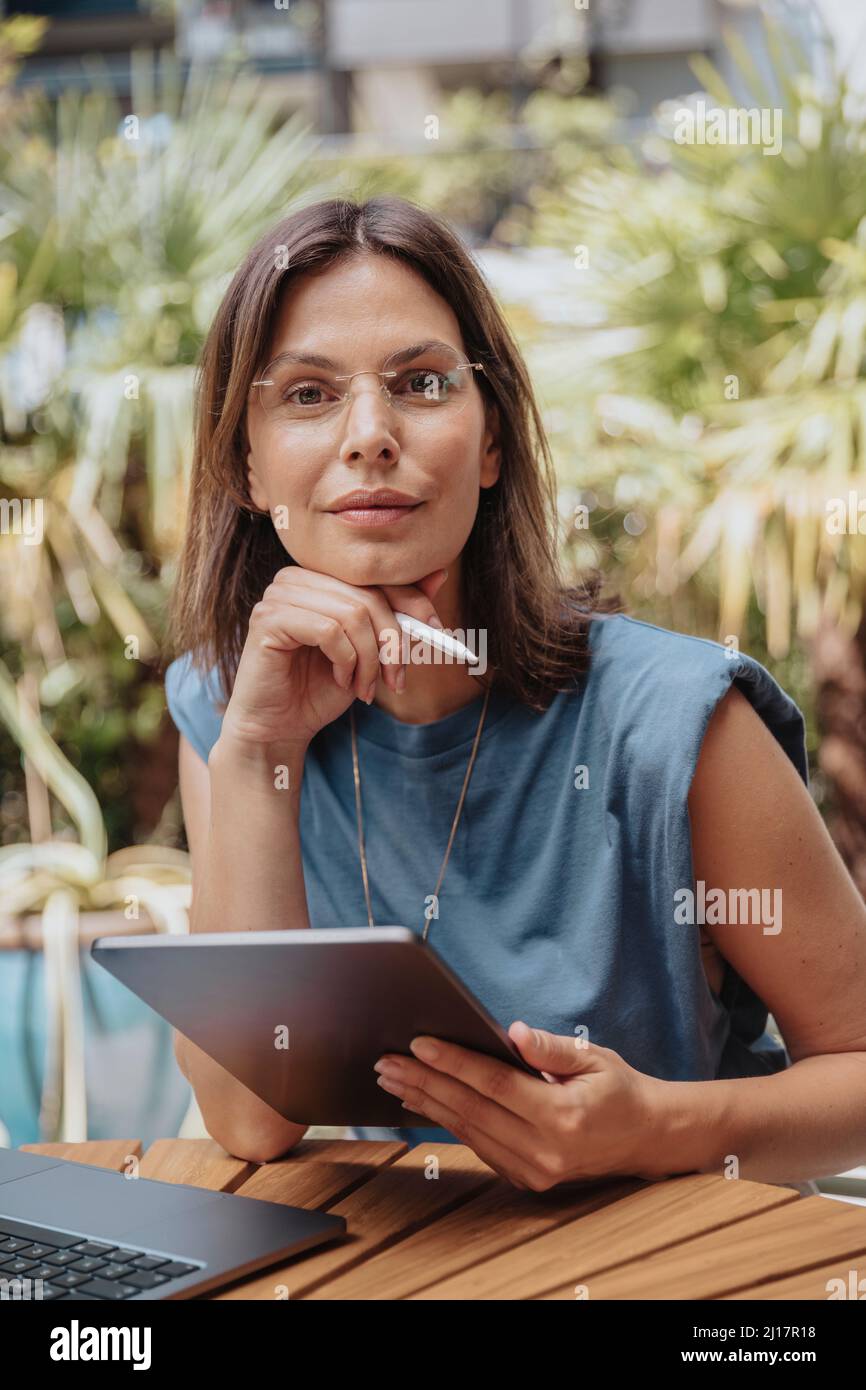 Woman and working and pc hi-res stock photography and images - Alamy