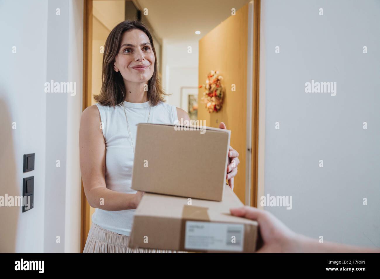 Delivery person door hi-res stock photography and images - Alamy
