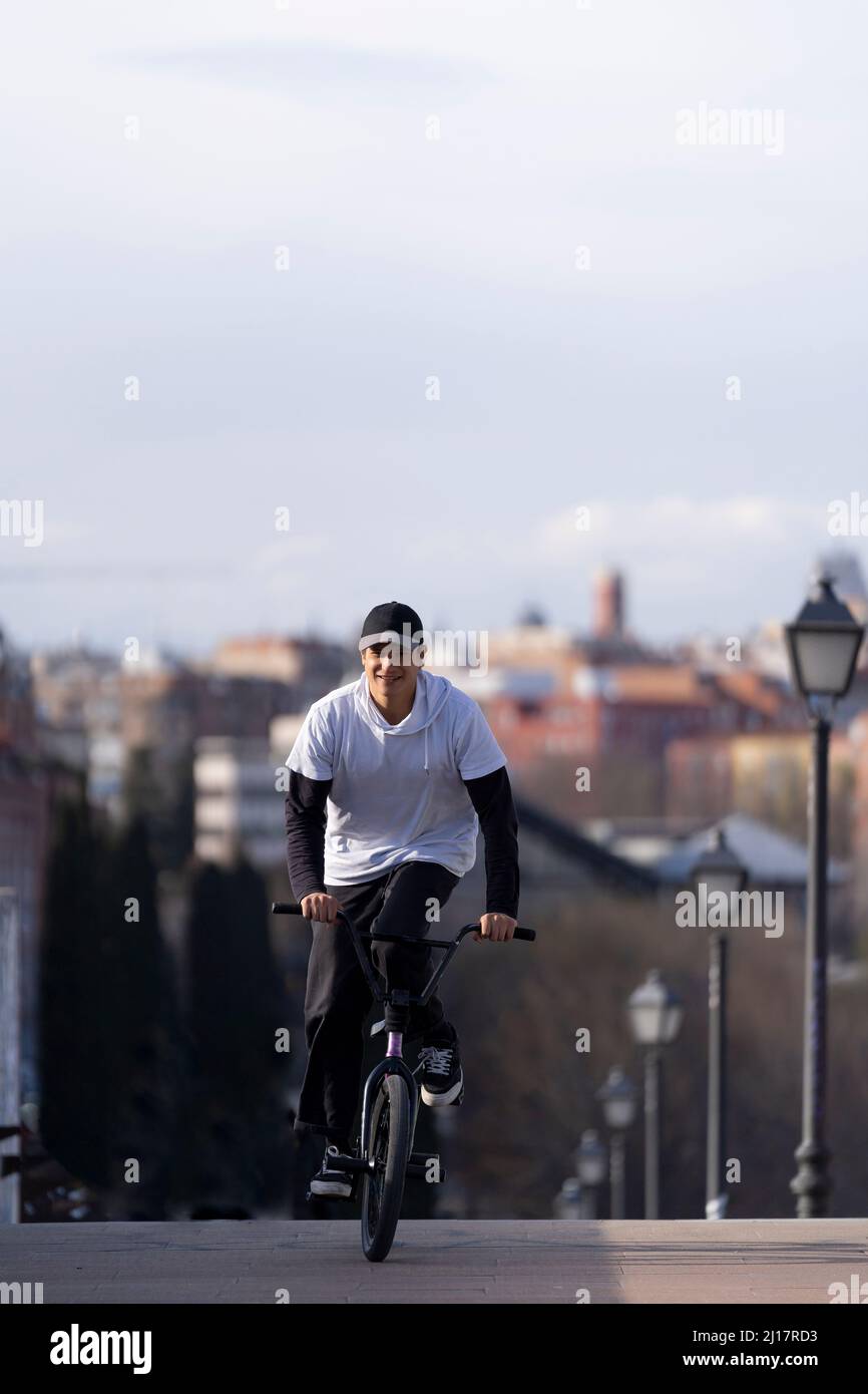 Man cycling city street balance hi-res stock photography and images - Alamy