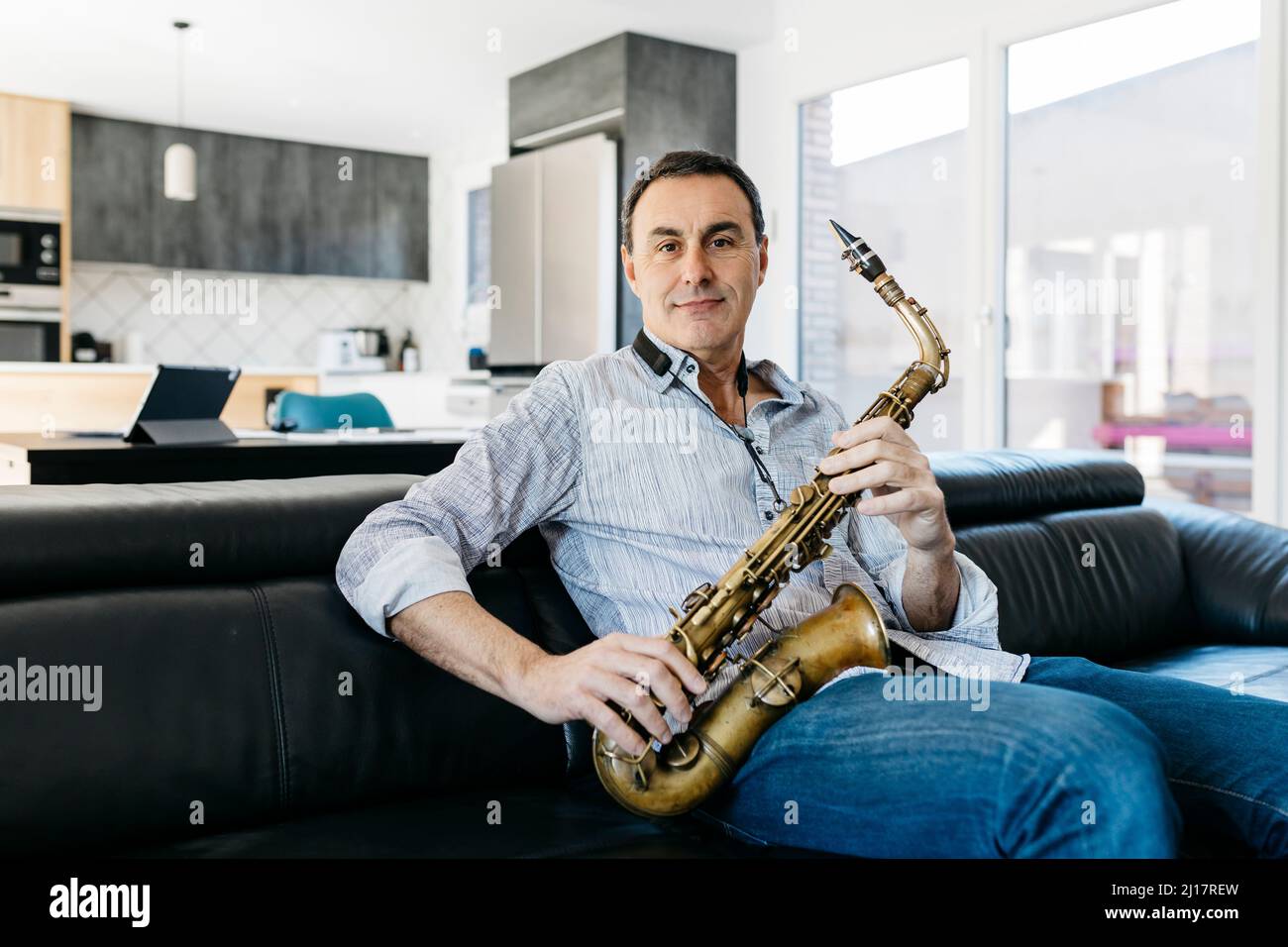Saxophone camera hi-res stock photography and images - Alamy