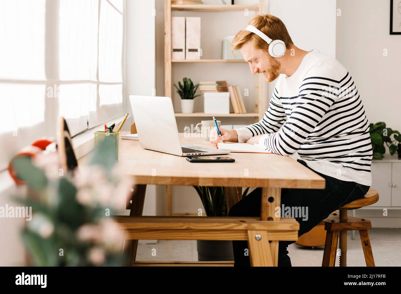 Siting at a table person side view hi-res stock photography and images ...