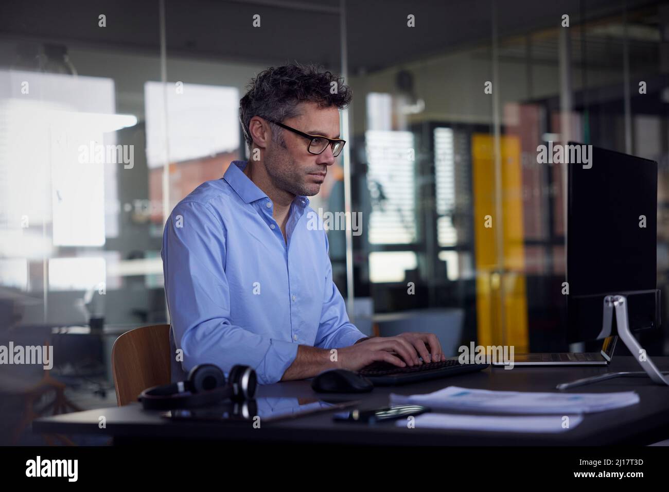 Office desk with pc hi-res stock photography and images - Alamy