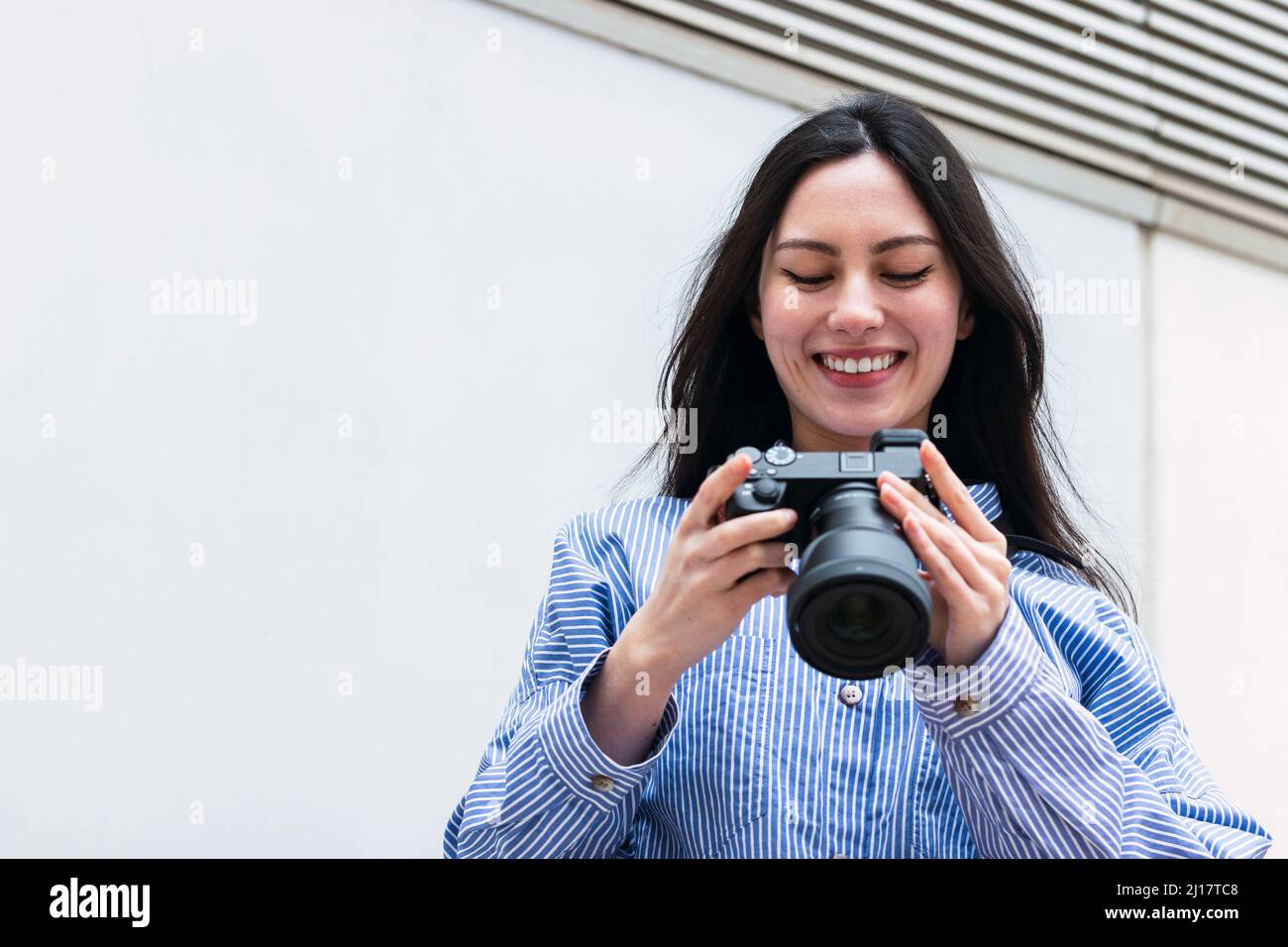 Woman holding camera black and white hi-res stock photography and ...