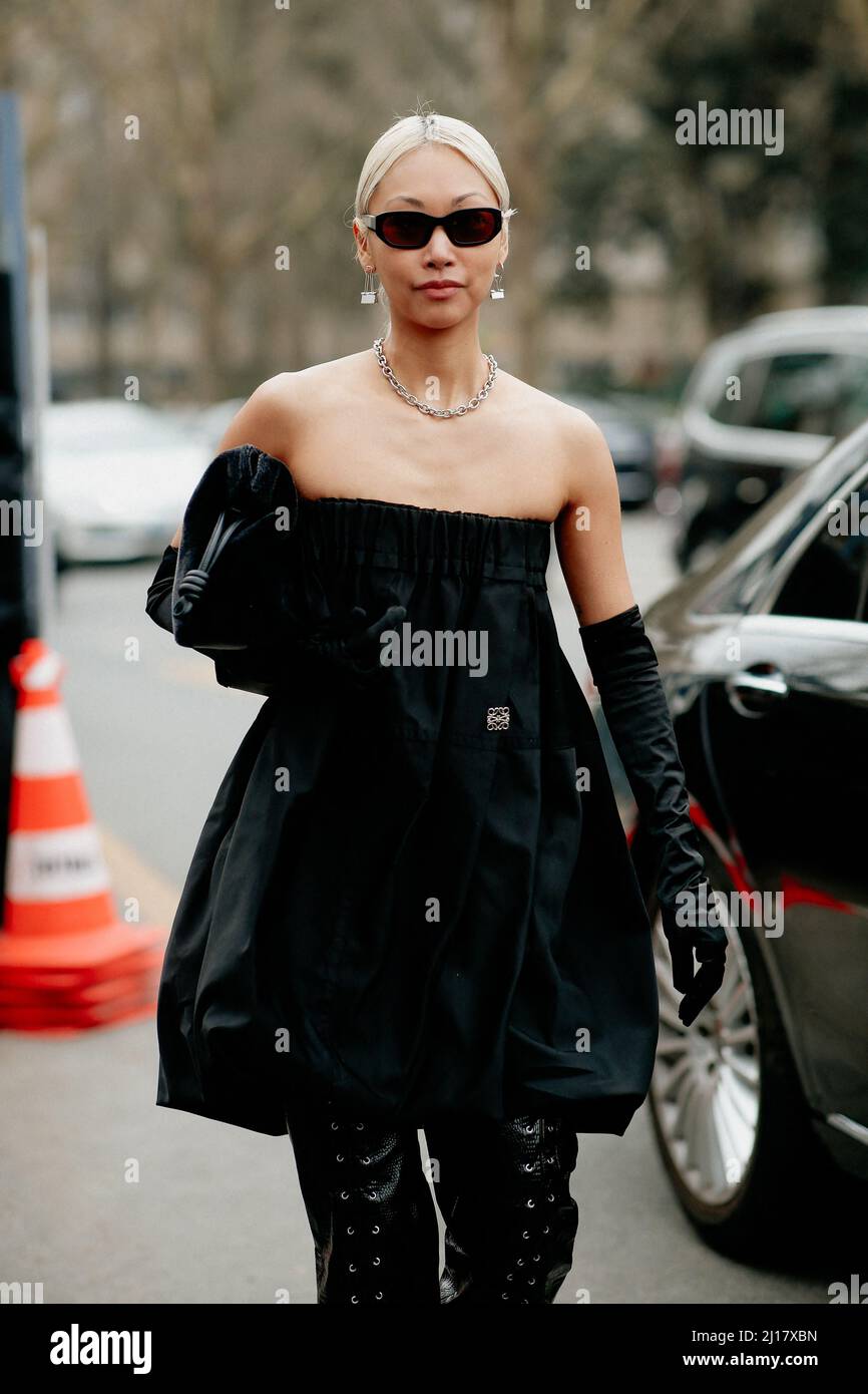 Street style, Vanessa Hong arriving at Loewe Fall-Winter 2022-2023 show ...