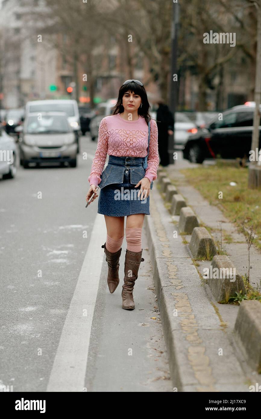 Street style, Maria Bernad arriving at Loewe Fall-Winter 2022-2023 show ...