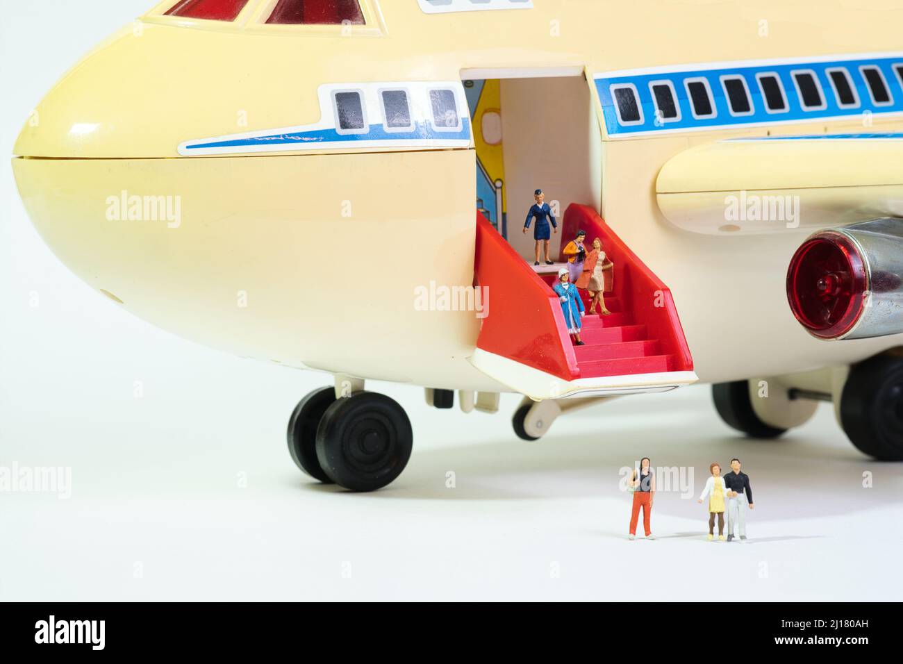 Passengers getting off jet plane hi-res stock photography and images ...