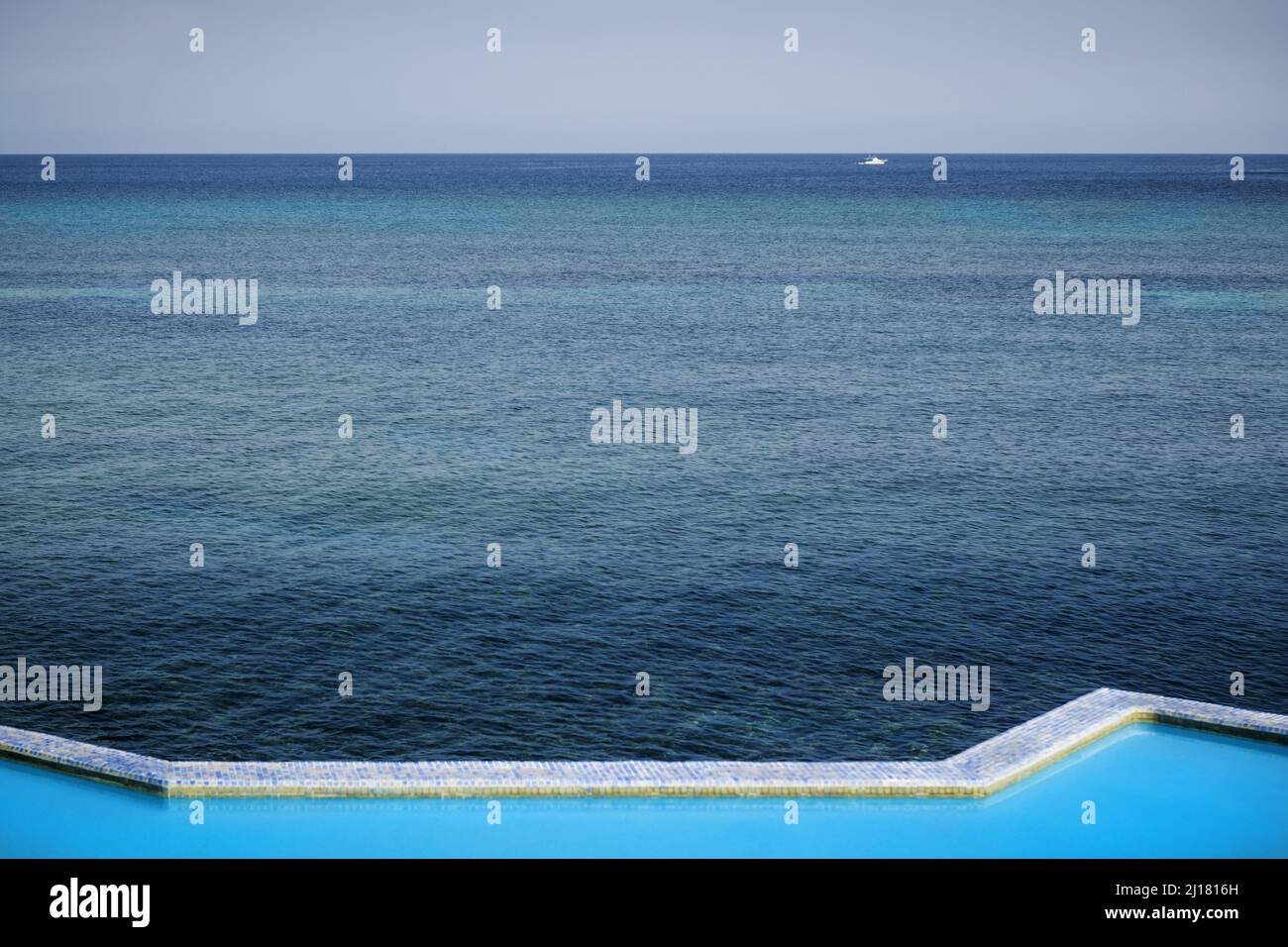 Infinitive pool hi-res stock photography and images - Alamy