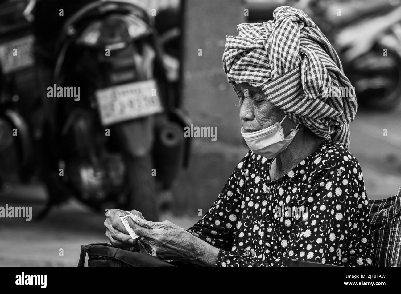 A closeup of a Khmer lady in the streets of Phnom Penh Stock Photo - Alamy