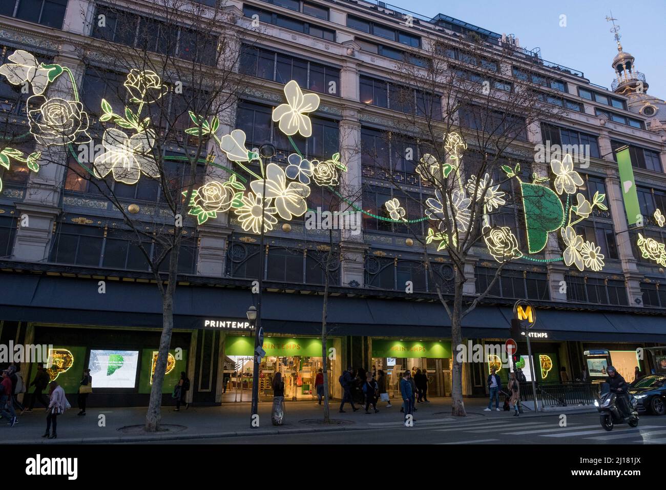 New decoration of the Printemps store on boulevard Haussmann in Paris ...