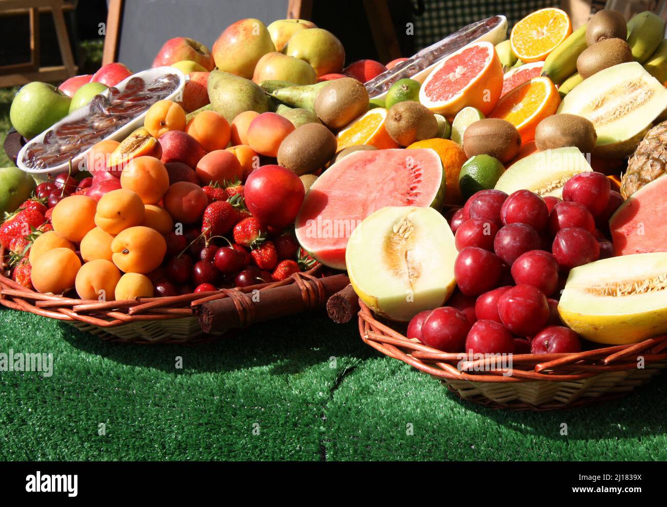 Strawberries fruit stall display hi-res stock photography and images ...