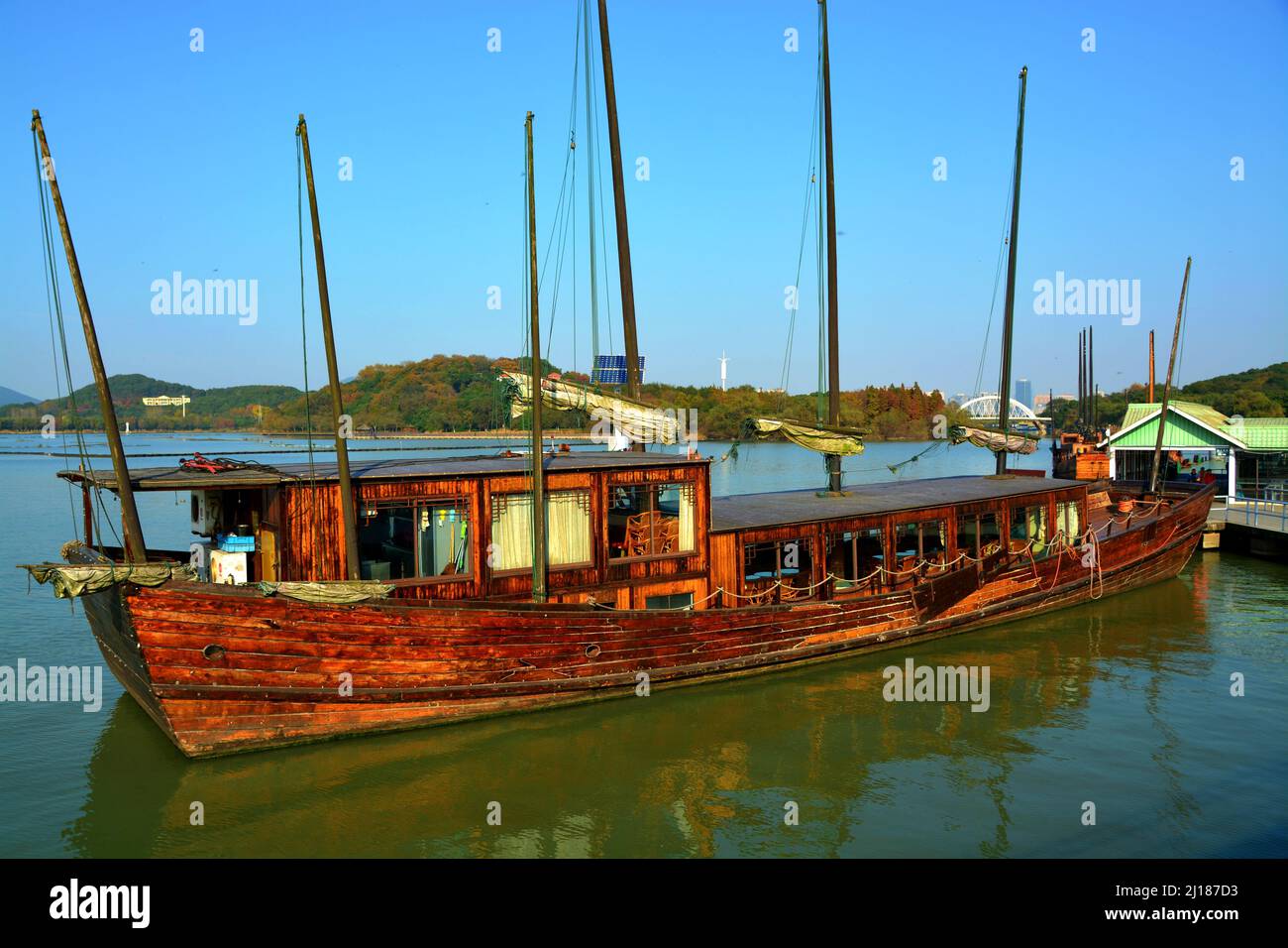 Old traditional chinese boat hi-res stock photography and images - Alamy