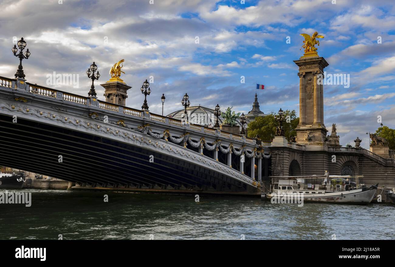Balustrade pont alexander iii hi-res stock photography and images - Alamy