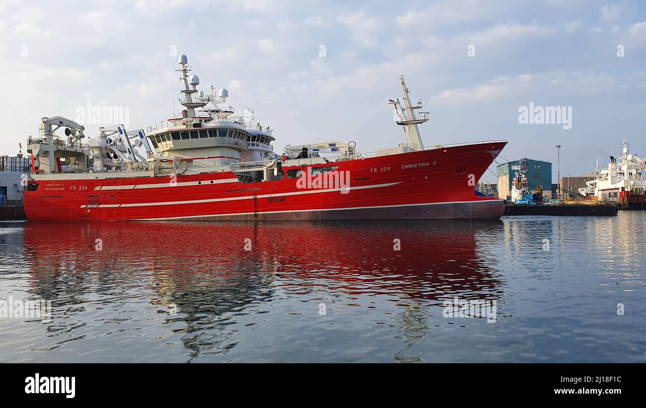Boats in Fraserburgh harbour Stock Photo - Alamy