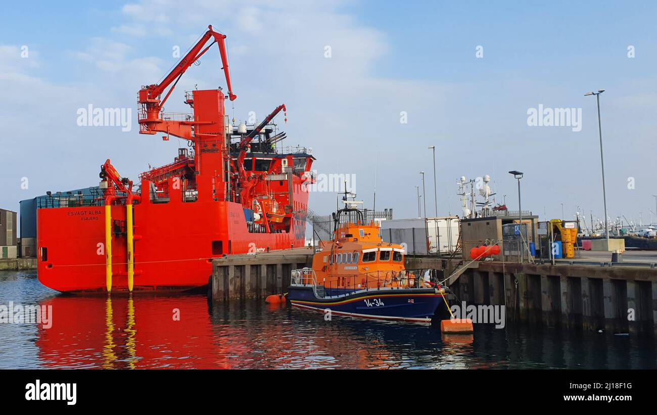 Boats in Fraserburgh harbour Stock Photo - Alamy