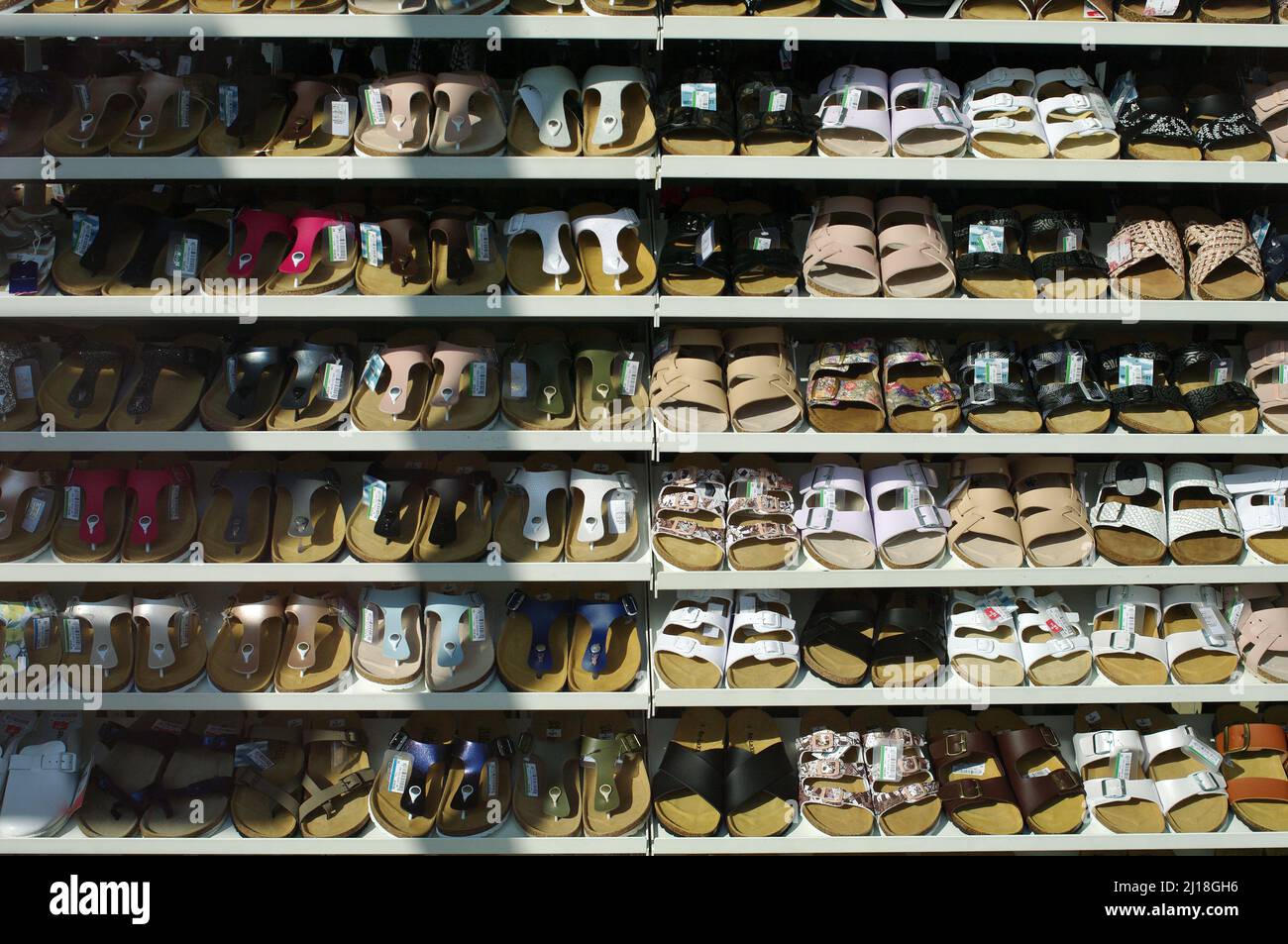 Shop window - display of summer shoes Stock Photo - Alamy