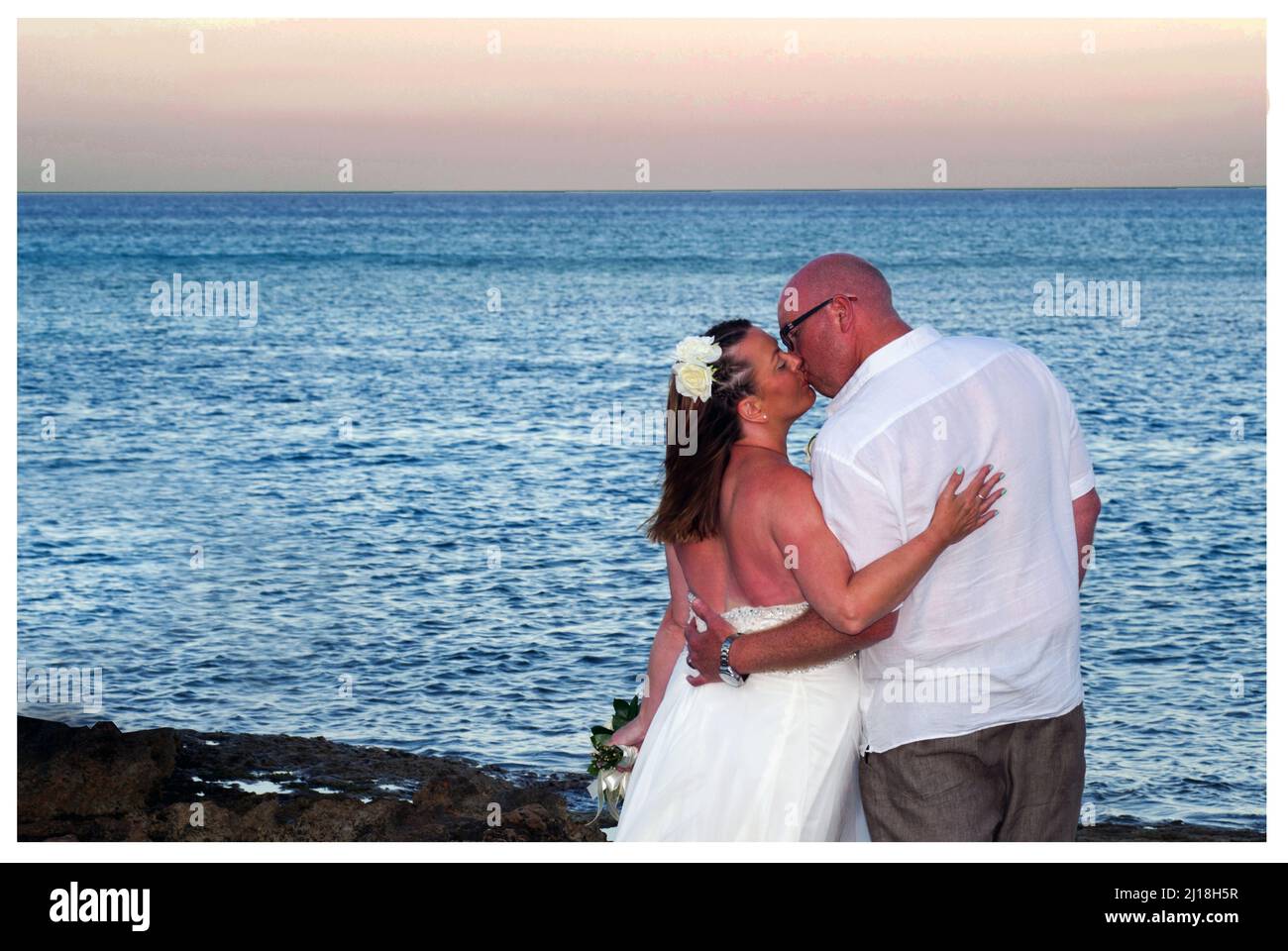 Confetti wedding couple Cut Out Stock Images & Pictures - Alamy