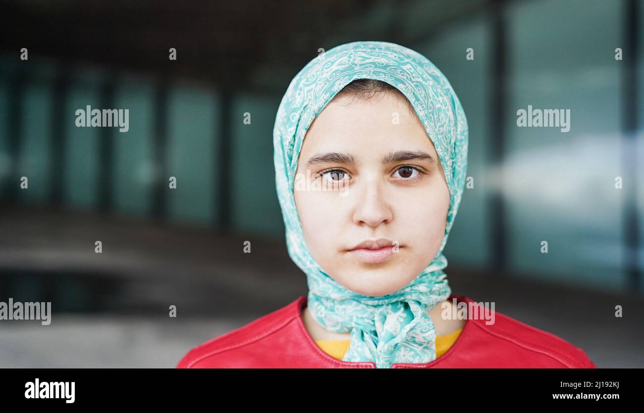 Arab girl camera hi-res stock photography and images - Alamy