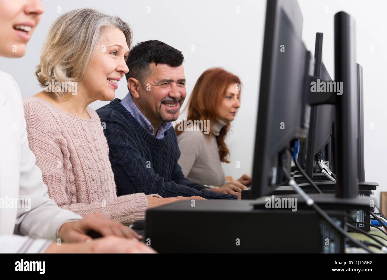 Elderly computer training class hi-res stock photography and images - Alamy