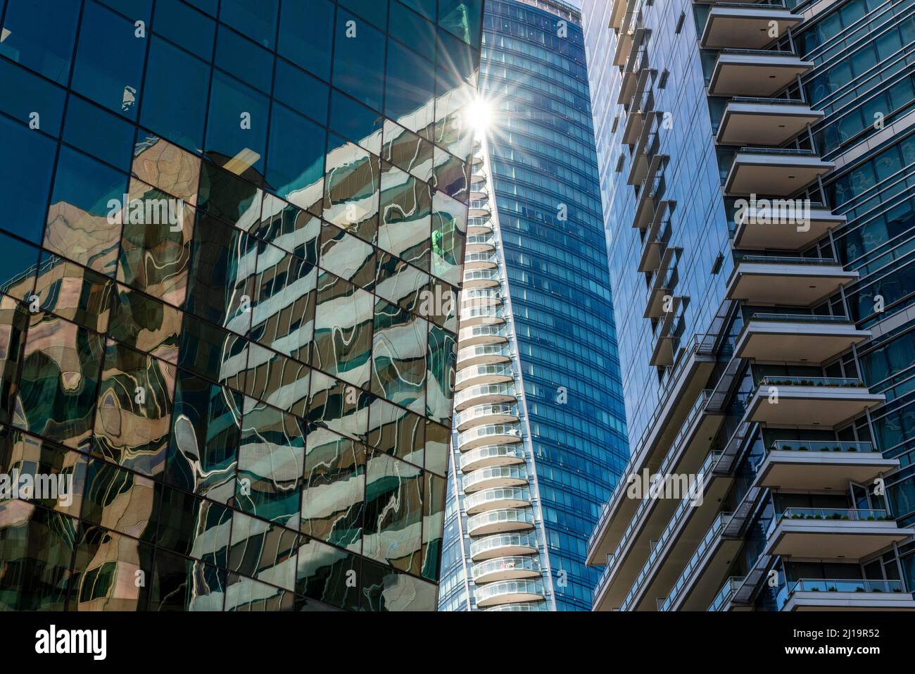 Glass skyscraper reflect modern sun hi-res stock photography and images ...