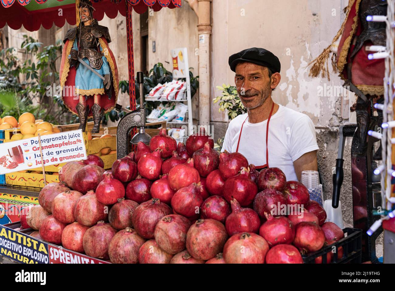 Fruit stand, vendor, pomegranate juice, Palermo, Sicily, Italy Stock ...