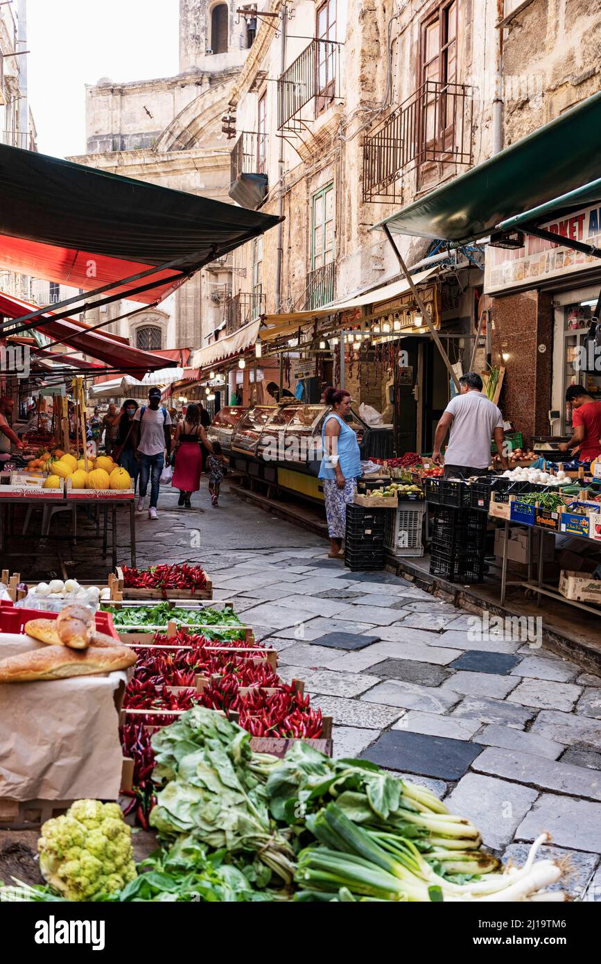 Sicilian street market hi-res stock photography and images - Alamy