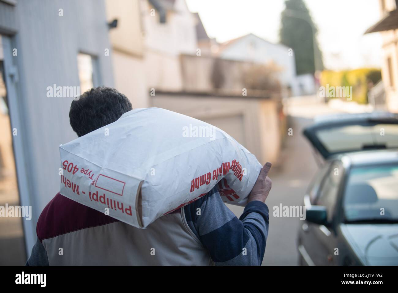 23 March 2022, Hessen, Schöneck: Miller Volker Philippi brings a 25 kg ...