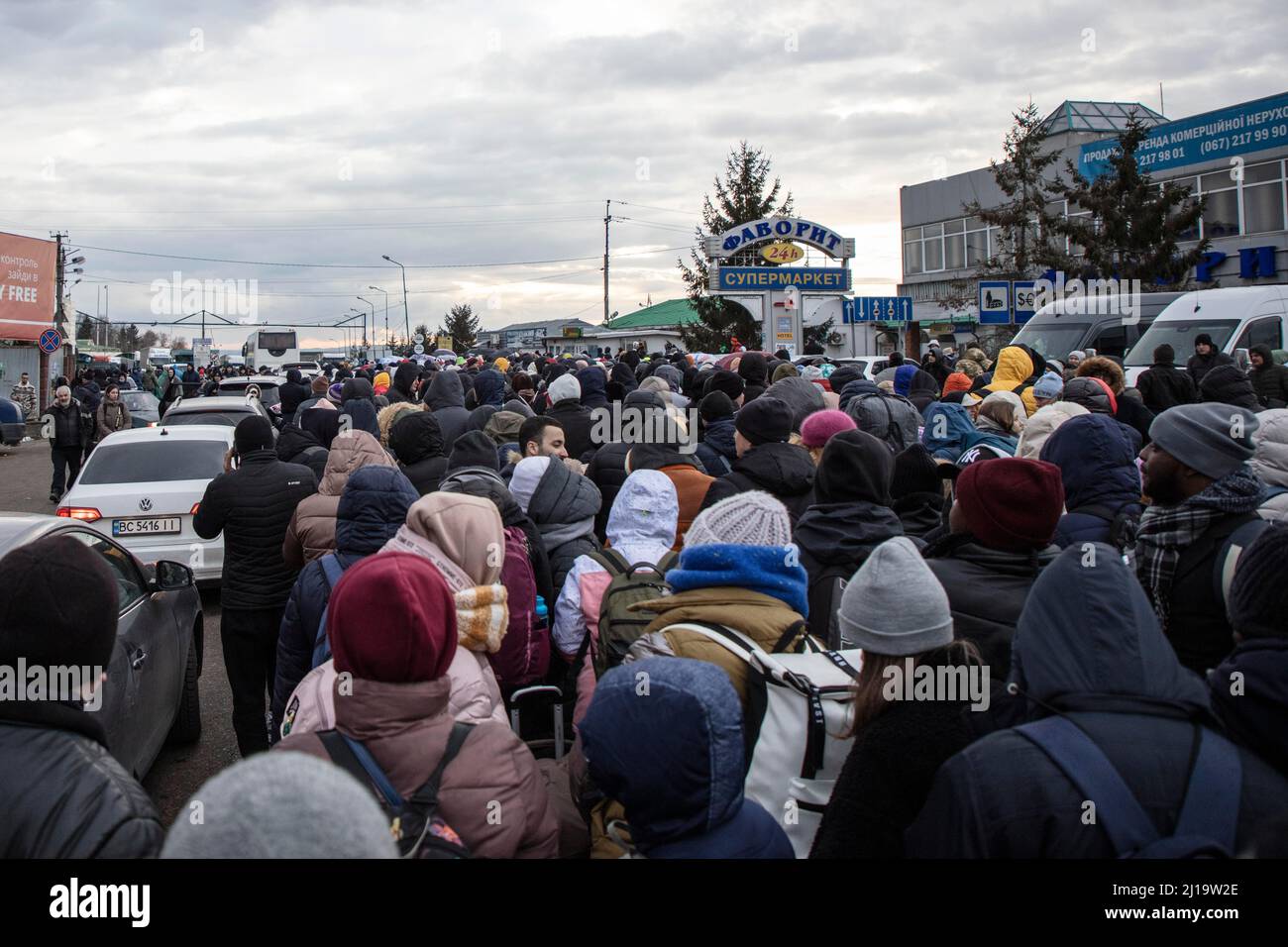 Ukrainian refugees at the border, long queues have formed in front of ...