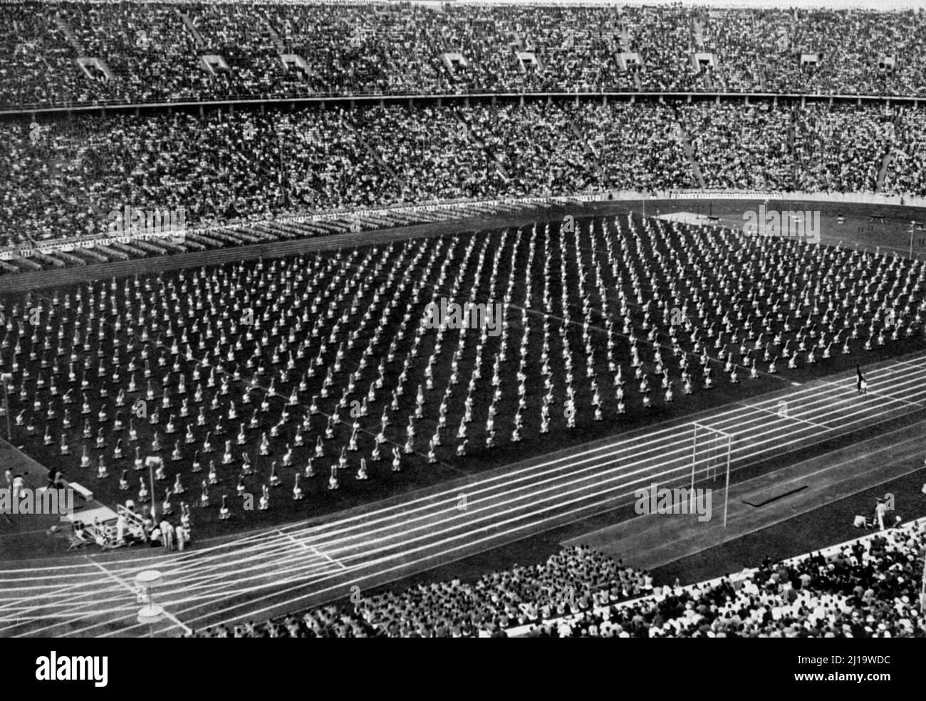 Gymnastics performances by the German gymnasts in the packed Olympic ...