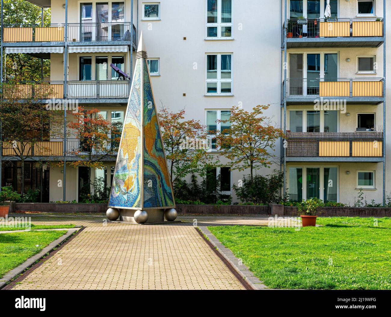 Architecture pyramid hi-res stock photography and images - Alamy