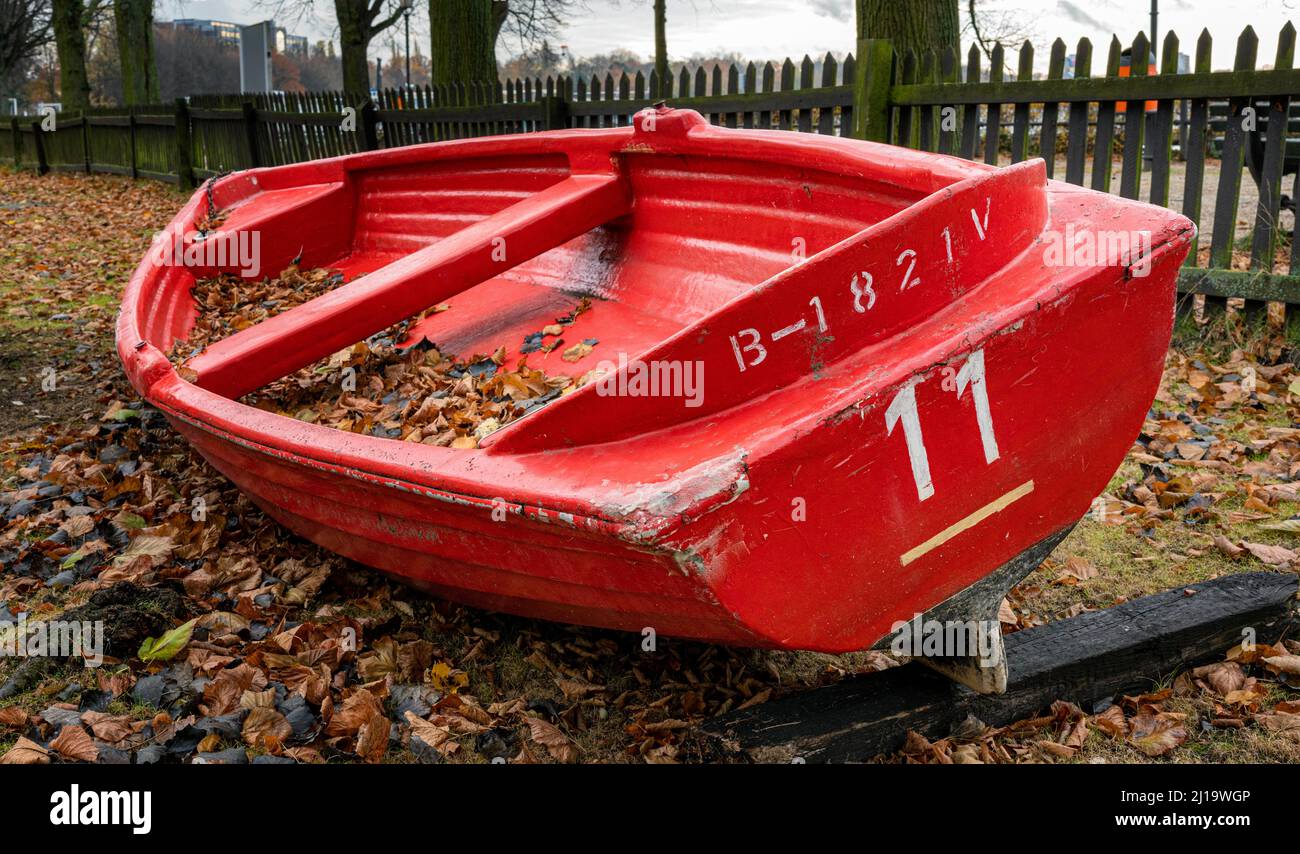 Red rowing boat hi-res stock photography and images - Alamy