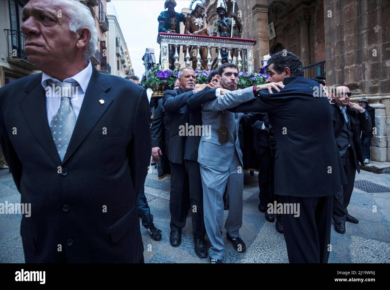 Men carrying statue hi-res stock photography and images - Alamy