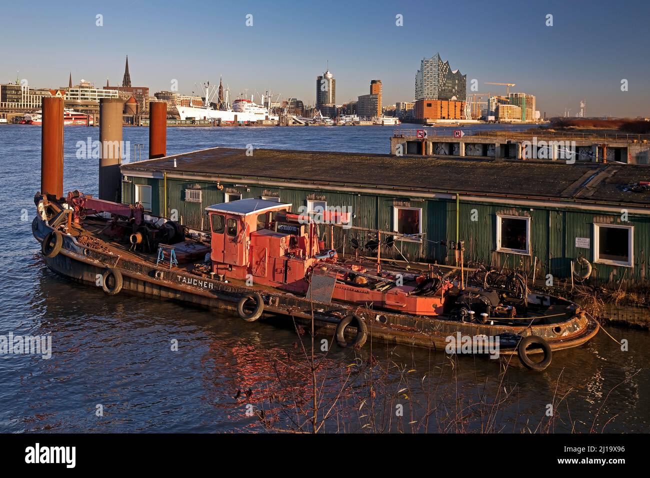 Old ship diver on the Norderelbe, in the background the Elbe ...
