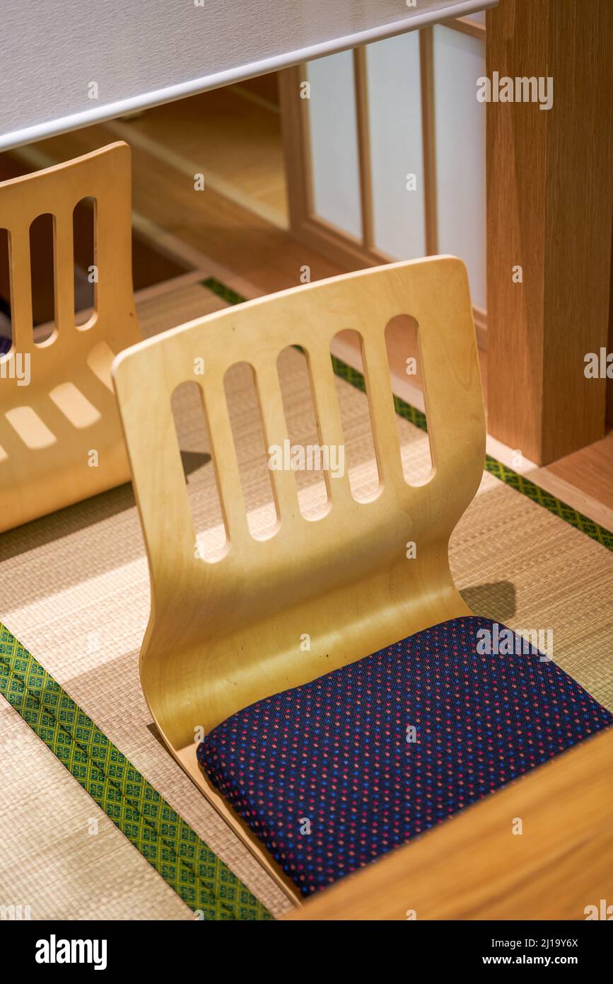 Dining environment and seating in a Japanese restaurant Stock Photo - Alamy