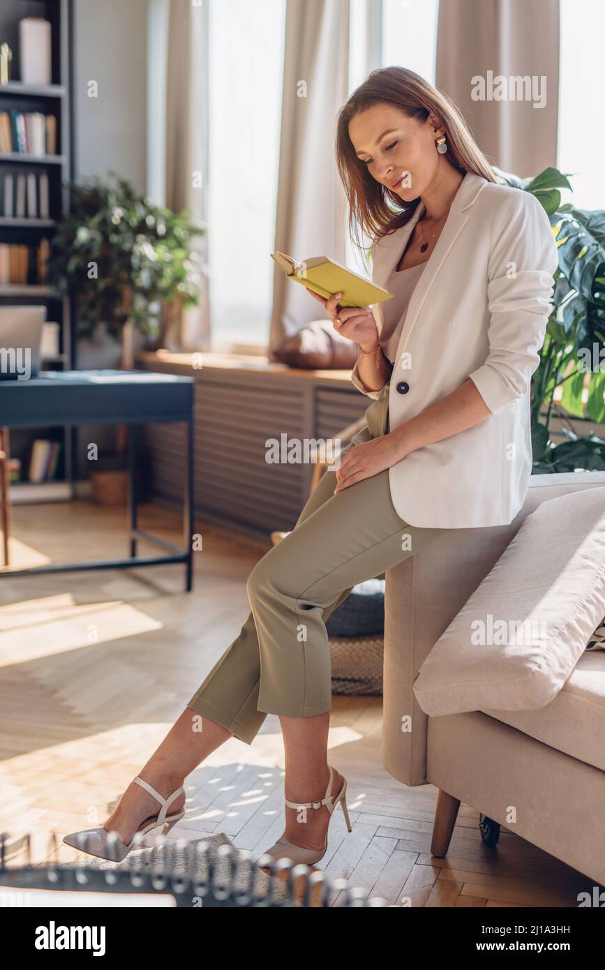 Female reader hi-res stock photography and images - Alamy