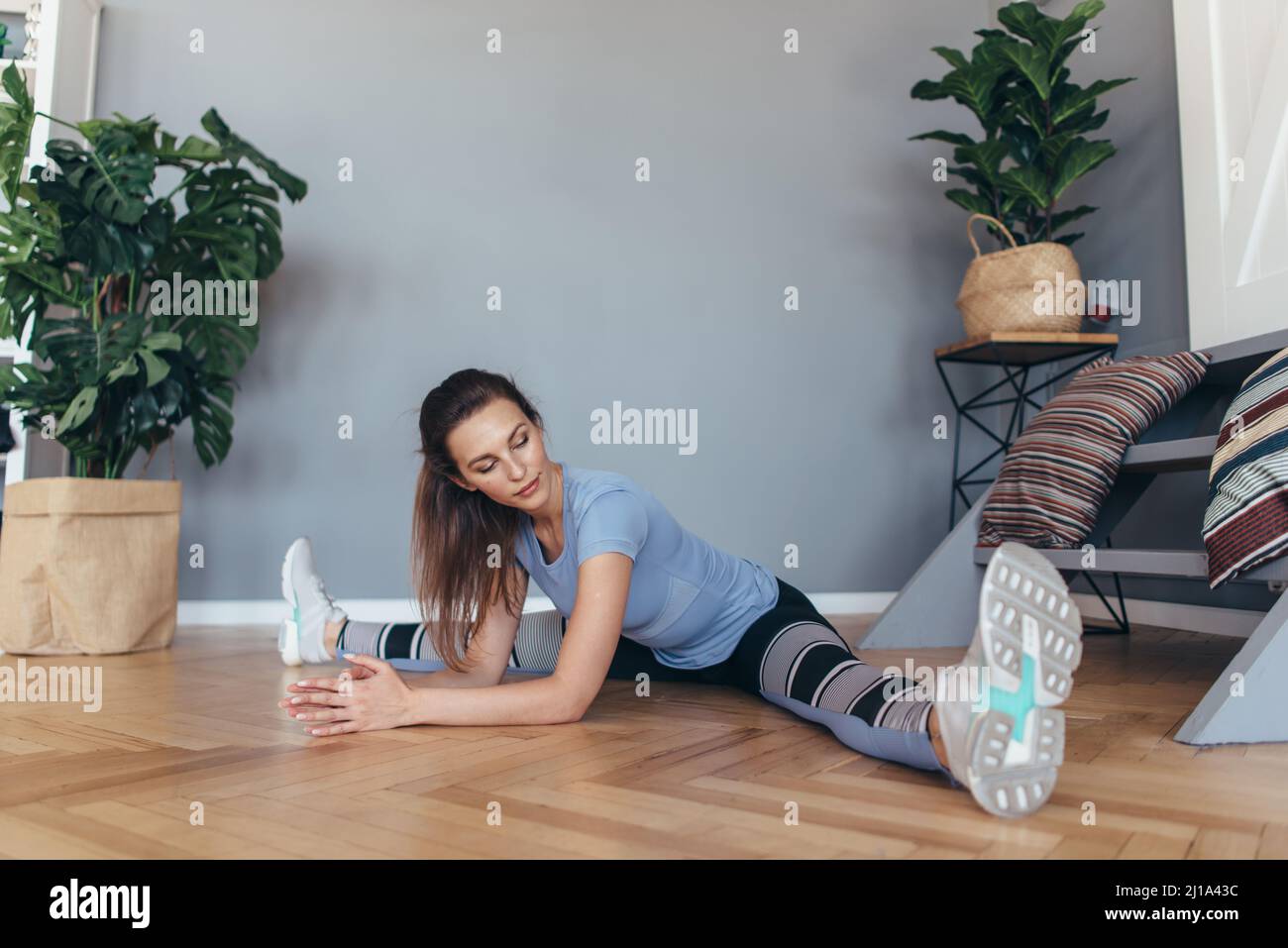 Girl gymnast doing splits in hi-res stock photography and images - Alamy